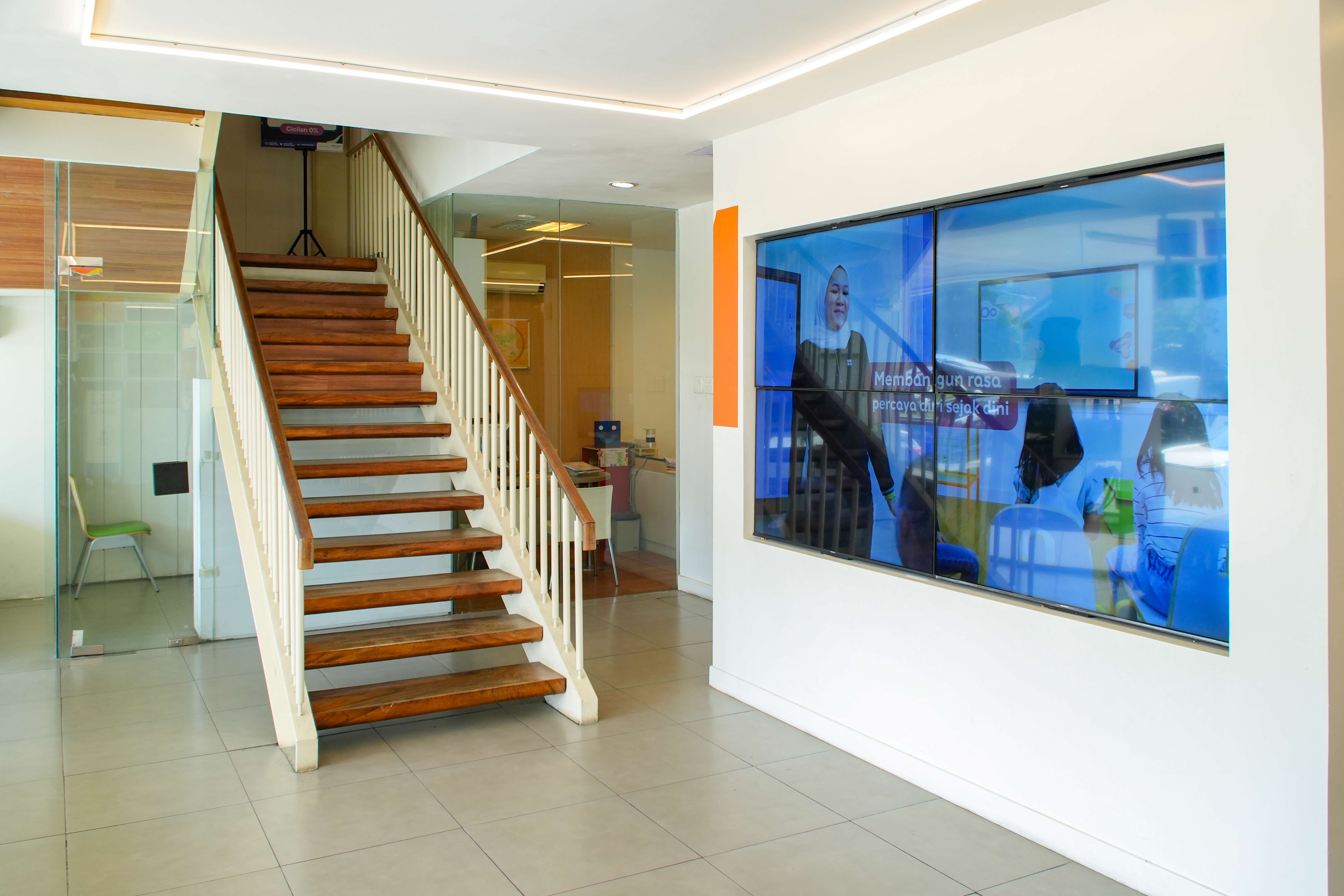 English 1 Pluit Village